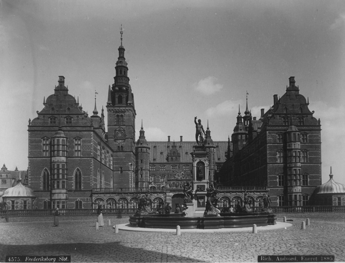 Postkort. Fredriksborg Slott. -Norsk Folkemuseum / DigitaltMuseum