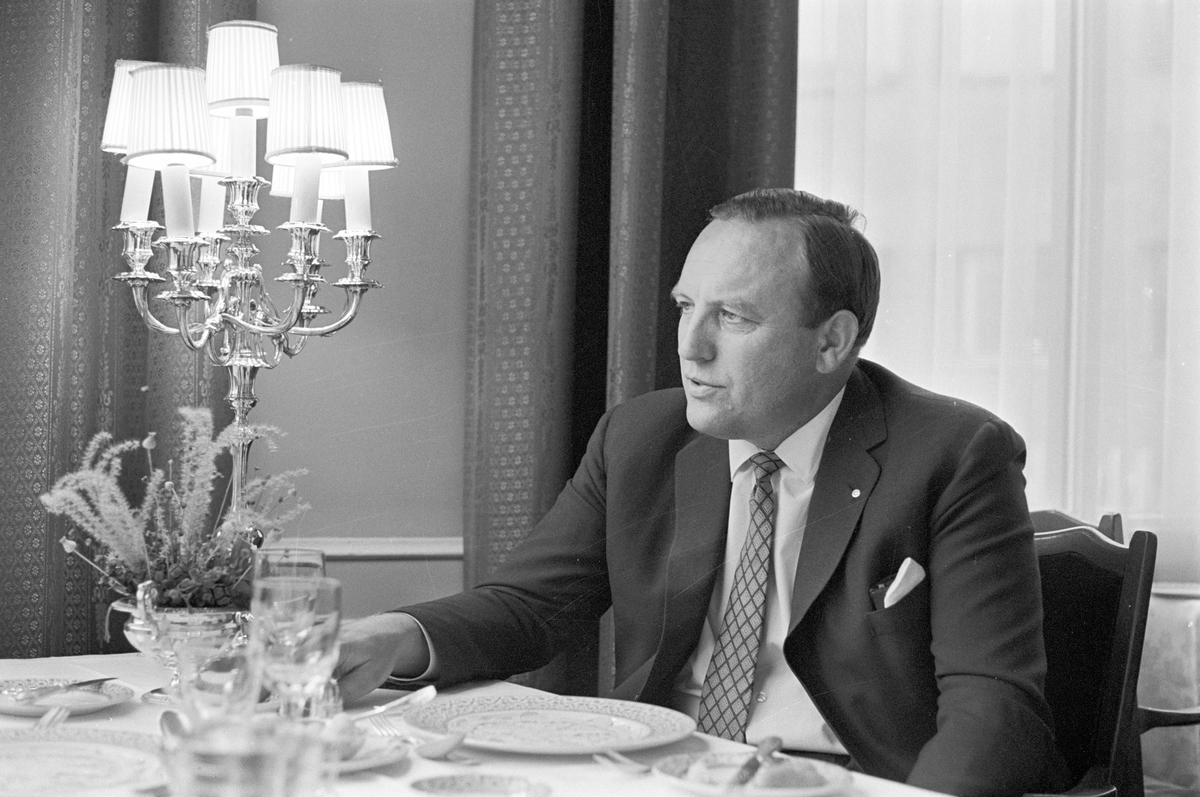 Serie bilder av Alf R. Bjercke, kjendis (og fabrikkeier). -Norsk Folkemuseum / DigitaltMuseum