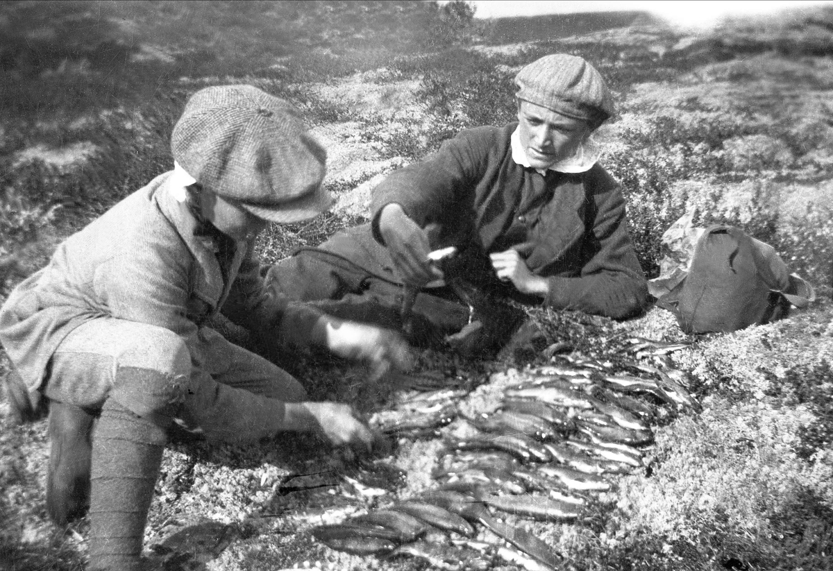 Bjarne Arentz og Otto Ottessen fra Røa teller ørretfangsten ved Kongens ...