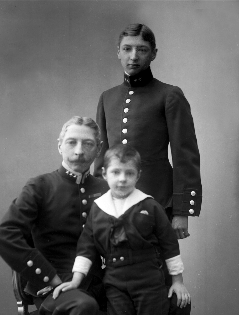 Gruppeportrett, militærfamilie, tre generasjoner Bull, oberst Sigwald ...