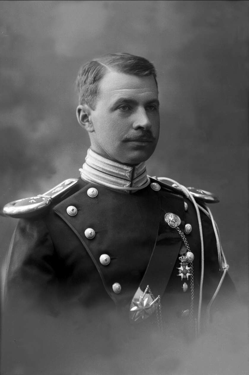 Portrett, Christian August Gjertsen, født 1875, i uniform som ...