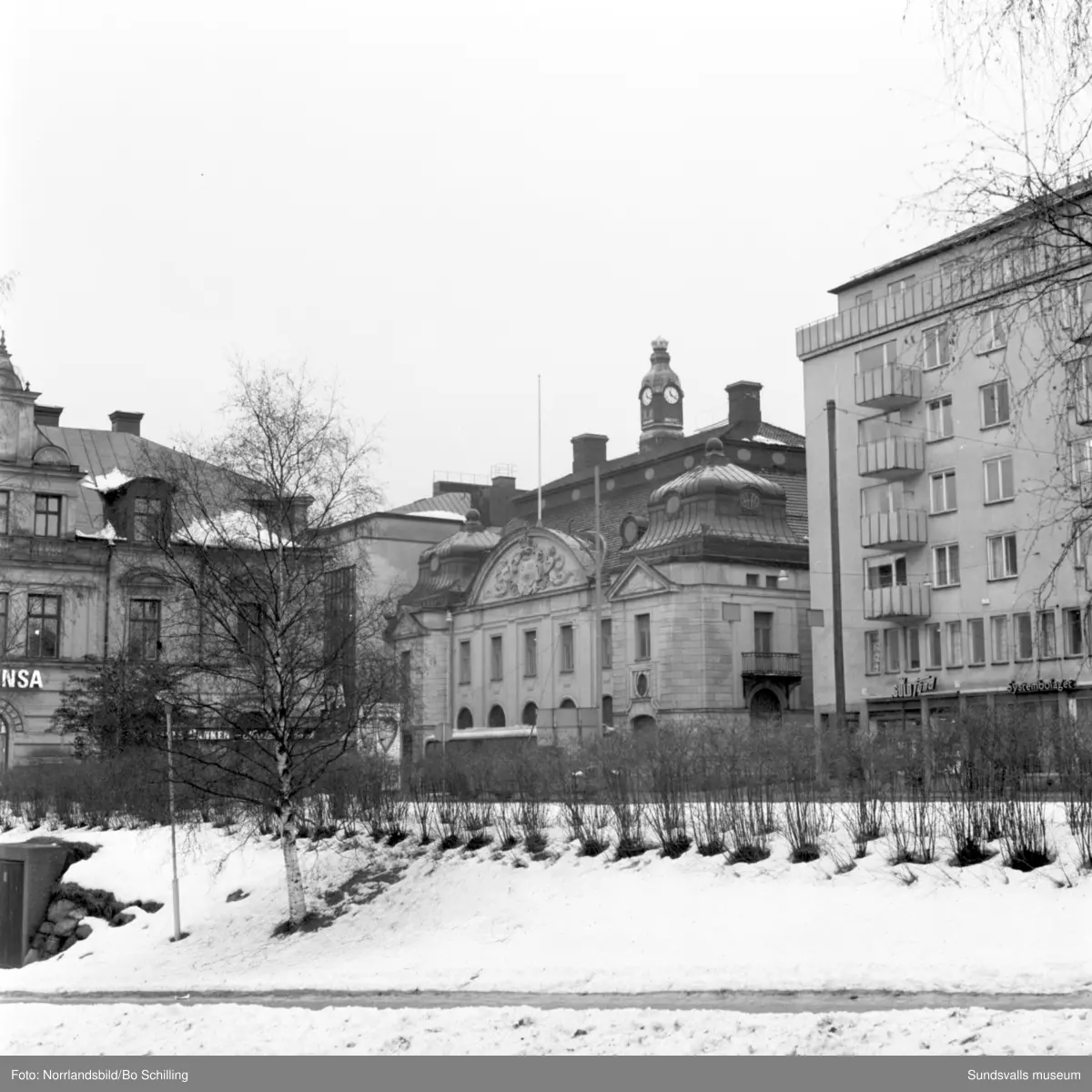 Kvarteret Penningen med gamla badhuset och museet ur olika vinklar och ...