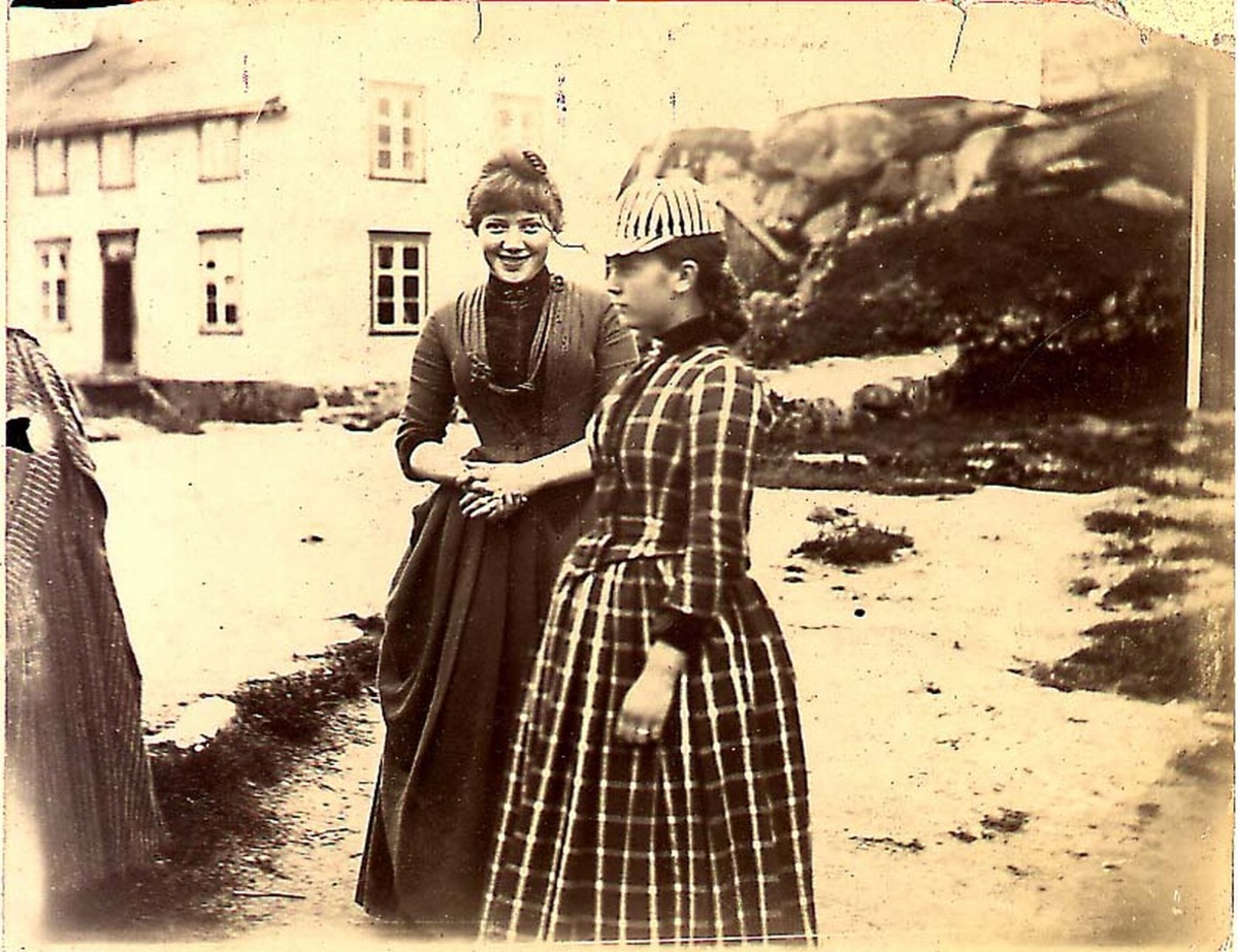 1888 i Svolvær. 20 år gamle Maren Andrea Berg. Hun giftet seg senere ...