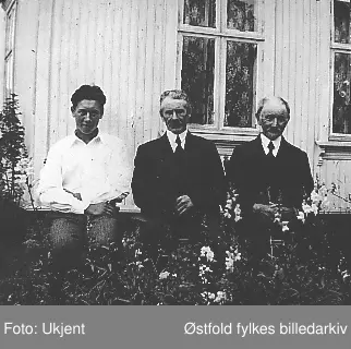Tre generasjoner i familien Brenne. På Brunsby ca. 1935-40. Fra venstre ...