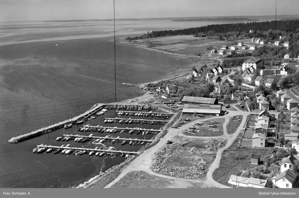 Flyfoto av båthavna, Fiske, Jeløy, Moss i 20. mai 1959. Moss Båtbyggeri ...