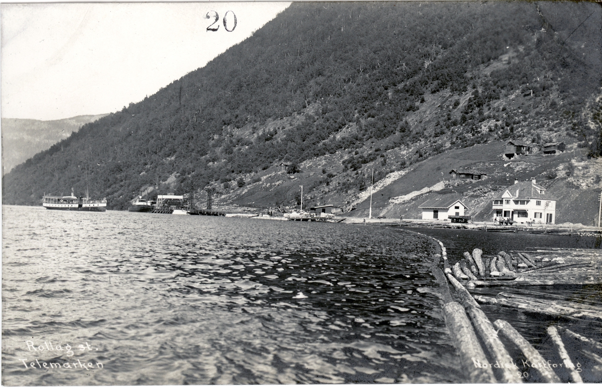 Passasjerbåten DS Gausta på veg inn til Rollag, ved kai ligger DS ...