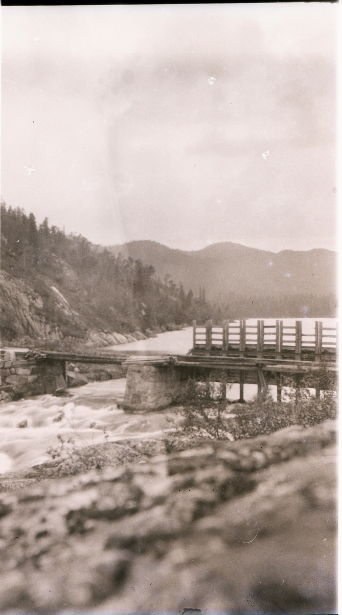 Dam, foss, bru, fjell i bakgrunnen Den gamle dammen i Bonsvatn, Tuddal ...