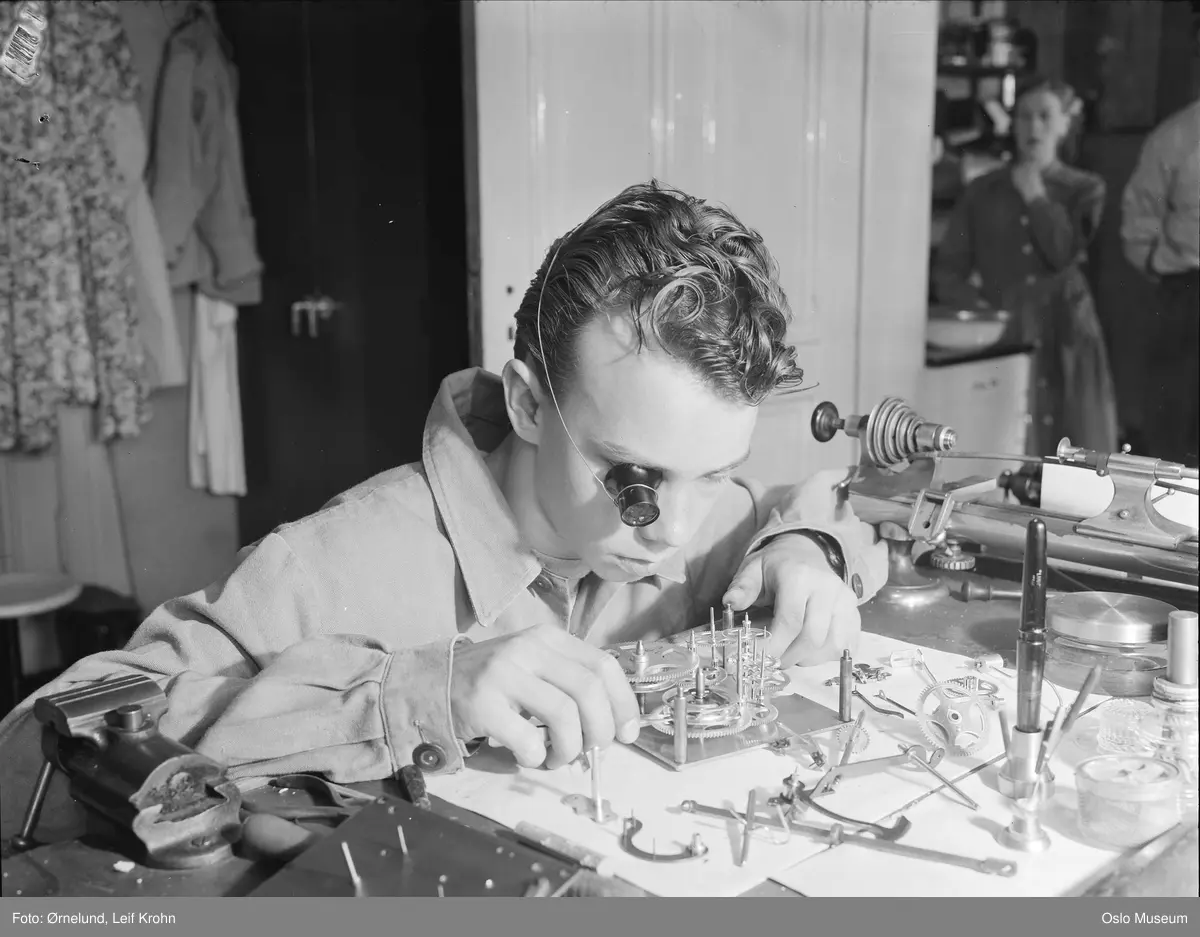 Urmaker i arbeid. -Oslo Museum / DigitaltMuseum