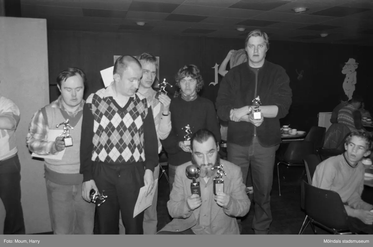 Tävling i bowling för handikappade på Kållereds bowlinghall, år 1984 ...