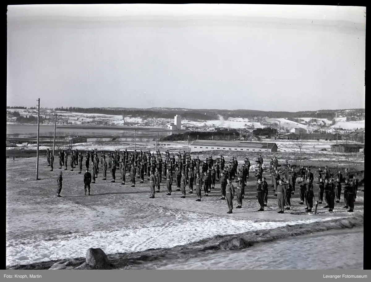 Soldater oppstilt på Steinkjersannan III -Levanger Fotomuseum ...