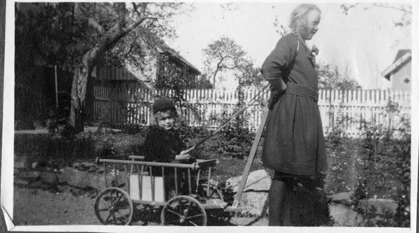 Ester Thorsen som ung piker leker hest og vogn med Ragnar Skarre, 3 år ...