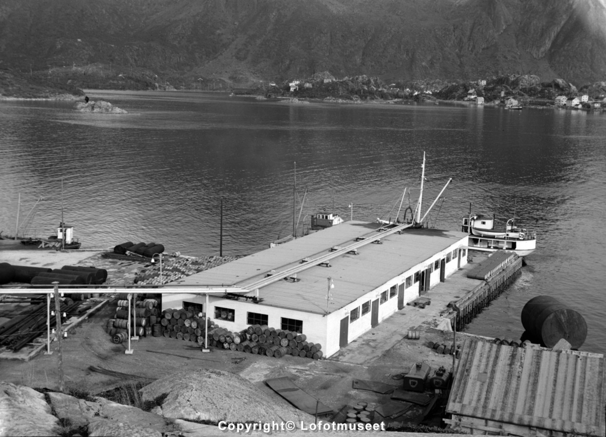 Svolvær, ca. 1950. Kaianlegget ved Norsk Brændselolje A/S i Osan ...