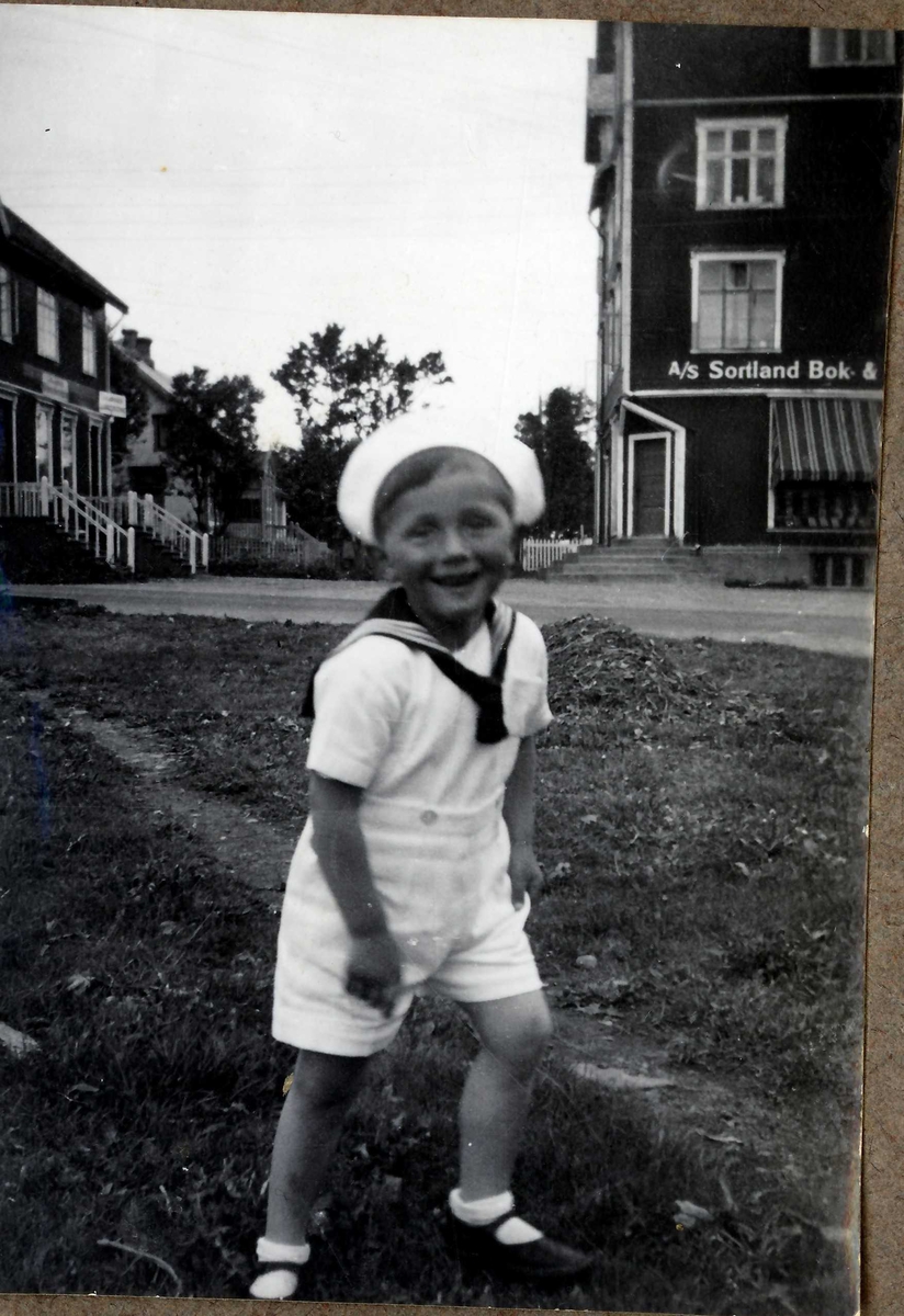 Øystein Mikalsen i Strandgata på Sortland. A/S Sortland Bok og Papir ...