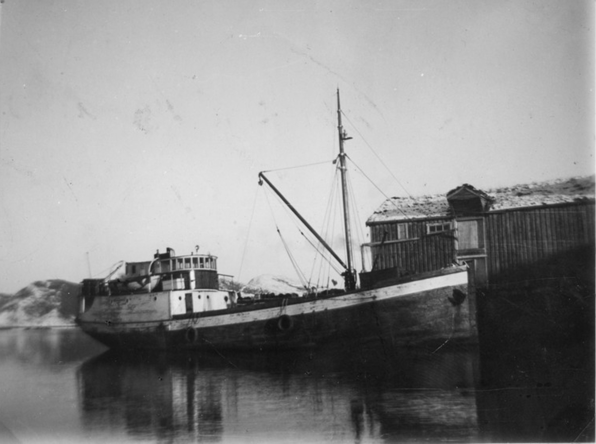 Båten MK Viknes, som var eid av Olaf Hilmar Thomassen i Spjutvika i ...