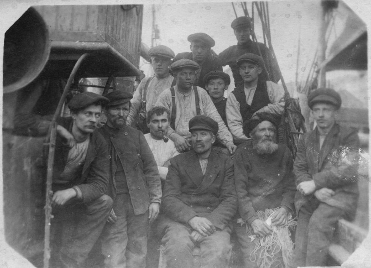 MS "Nordtind", Blokken i Sortland med mannskap. Første rekke fra ...