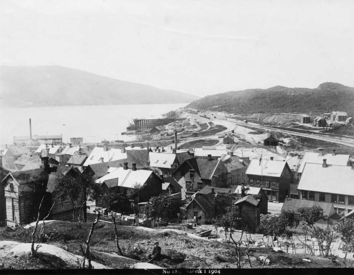 Utsikt fra Oscarsborg, Narvik 1904 mot LKAB. Til h. med flagg Dronningens gate 17 Lindseth ...