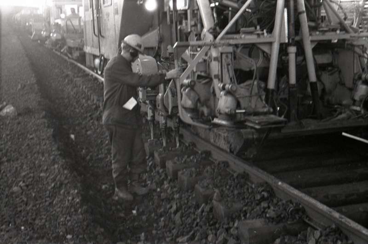 Ballastrensking. Pakkemaskin i arbeid ved Gamle Bjørnfjell, Ofotbanen ...
