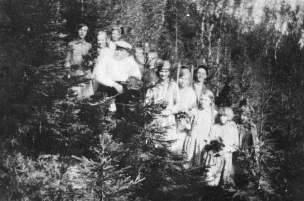 Lærer Lars Jacobsen og skolebarn i Herjangen på tur. Anton B Jensen ...