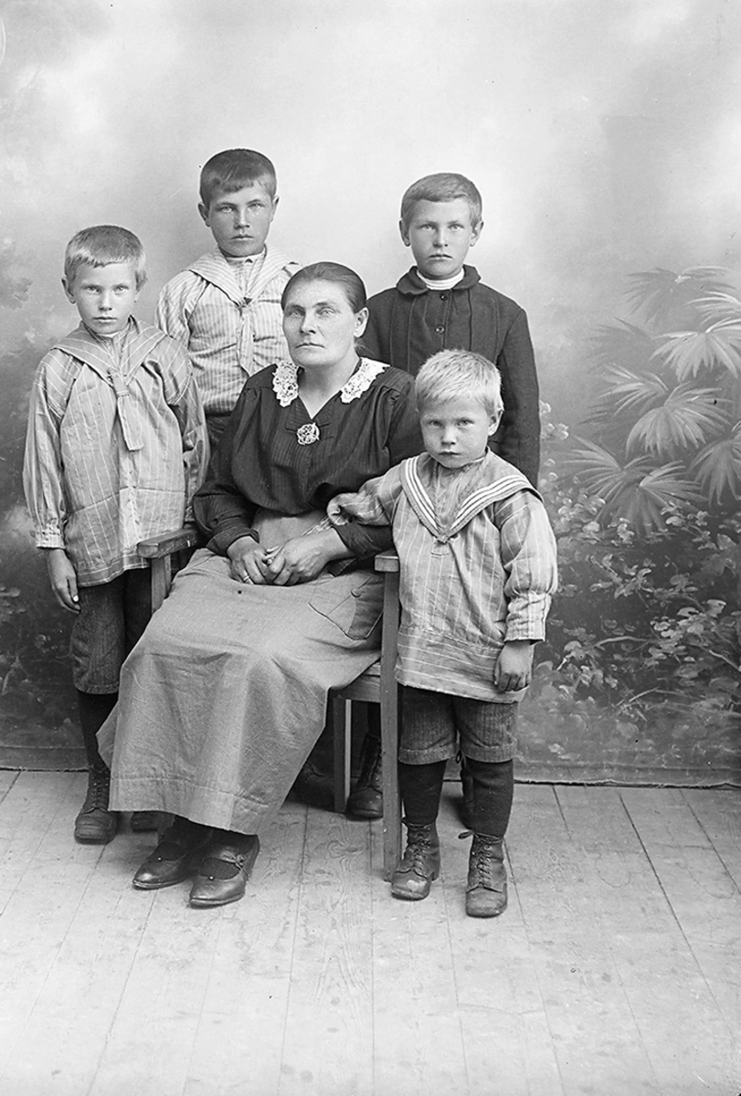 Gruppe. Familieportrett. Maria Sofie Olsen, f. Jakobsen, med barna ...