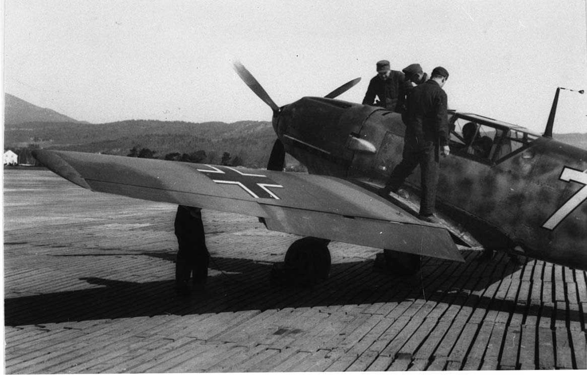 Lufthavn. tysk militert fly på bakken Bf109. Personer på flyet. -Norsk ...