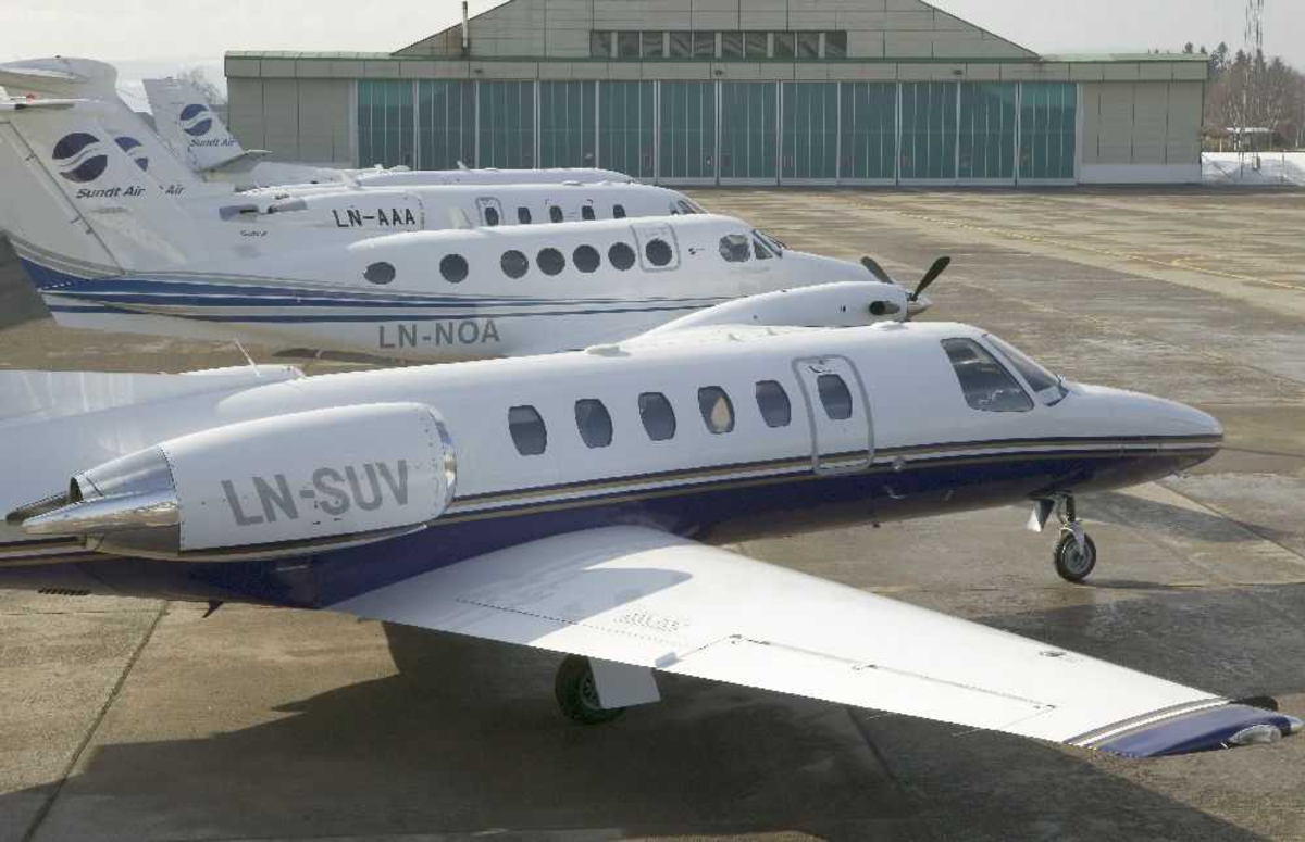 Lufthavn (flyplass() flere fly på bakkena Sundt Air. -Norsk ...