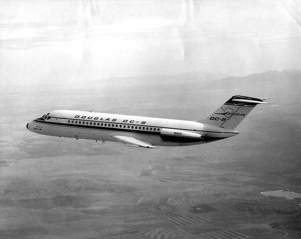 Luftfoto. Ett fly i luften, Douglas DC-9 (prototype). -Norsk ...