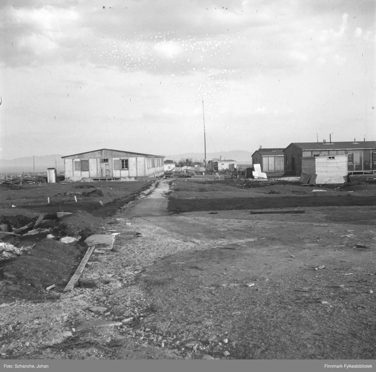 Gjenreisning. Tre boliger / brakker under bygging i brakkebyen i Vadsø ...
