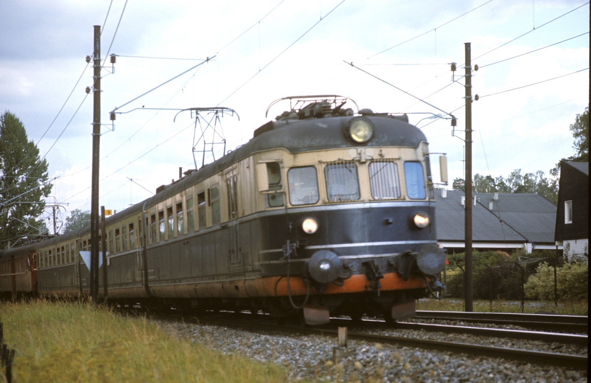 NSB elektrisk ekspresstog type 66, lyntog, motorvogn BM 66 01 nærmest ...