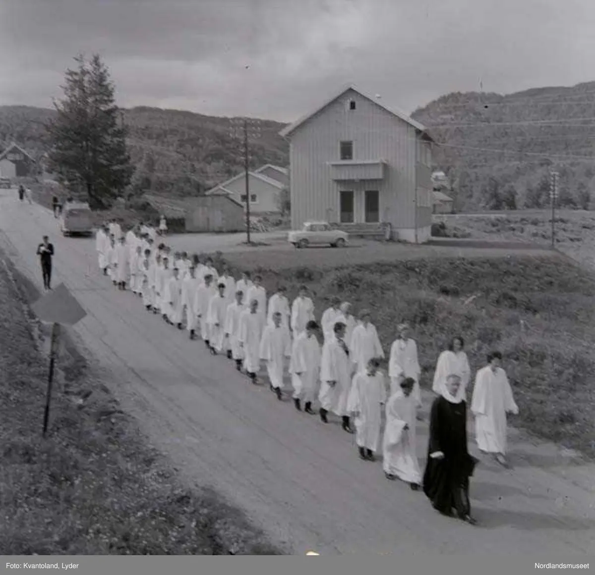 Kvantolands protokoll: Konfirmanter i prosesjon fra skolen til kirken. -Nordlandsmuseet ...