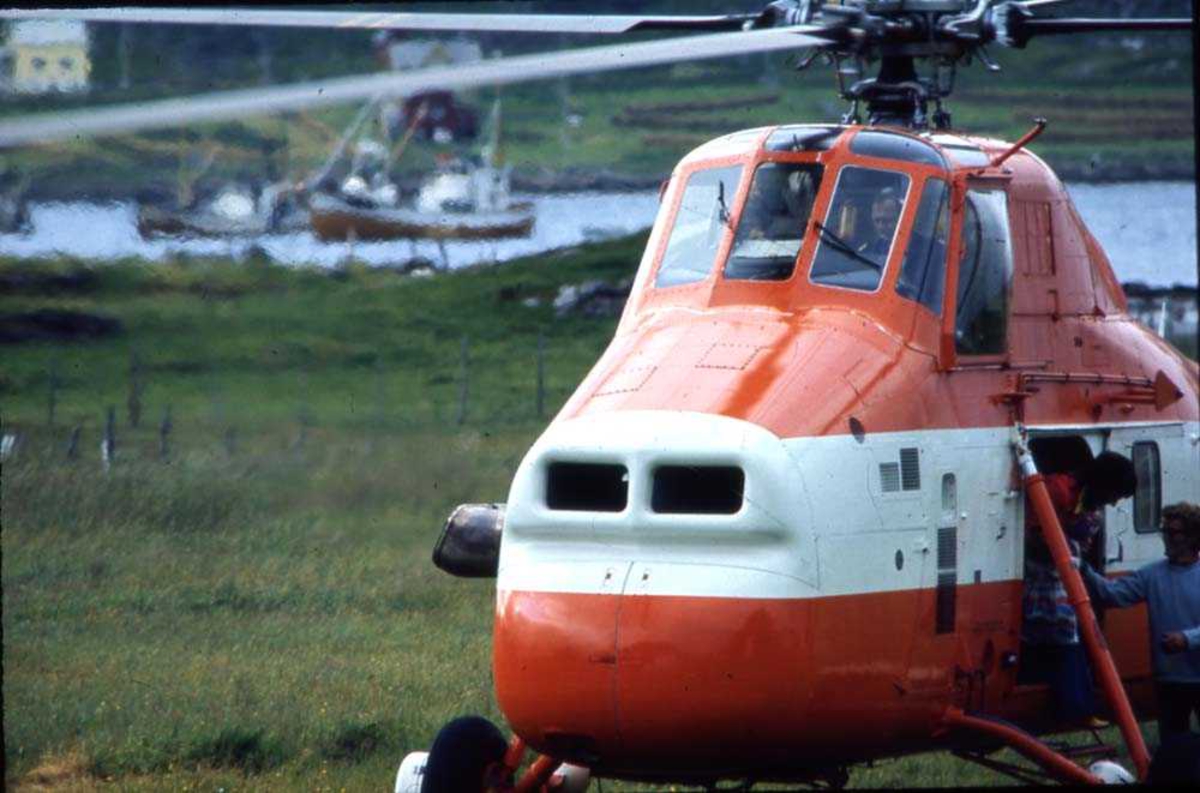 Lufthavn/flyplass. Værøy. Et helikopter, HB-XDT, S-58T fra Helilift AS ...