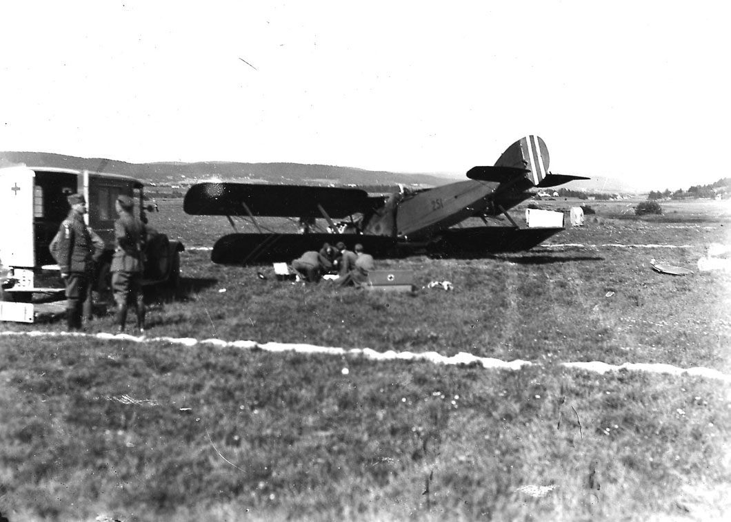 Åpen plass, lufthavn. ett Propellfly på bakken, Bristol Fighter F 2B nr ...