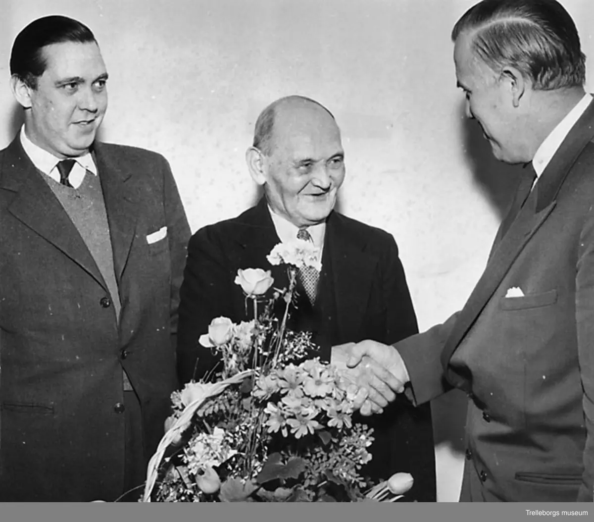 Överingenjör Eric Gustafson avtackar den 7 februari 1959 80-årige Per Andersson som arbetat på ...