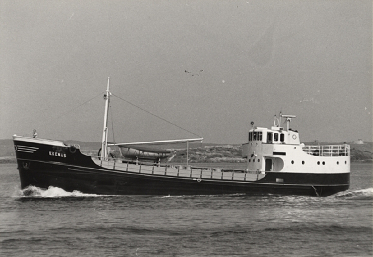 Foto visande tankmotorfartyget EKENÄS av Donsö. -Sjöhistoriska museet ...