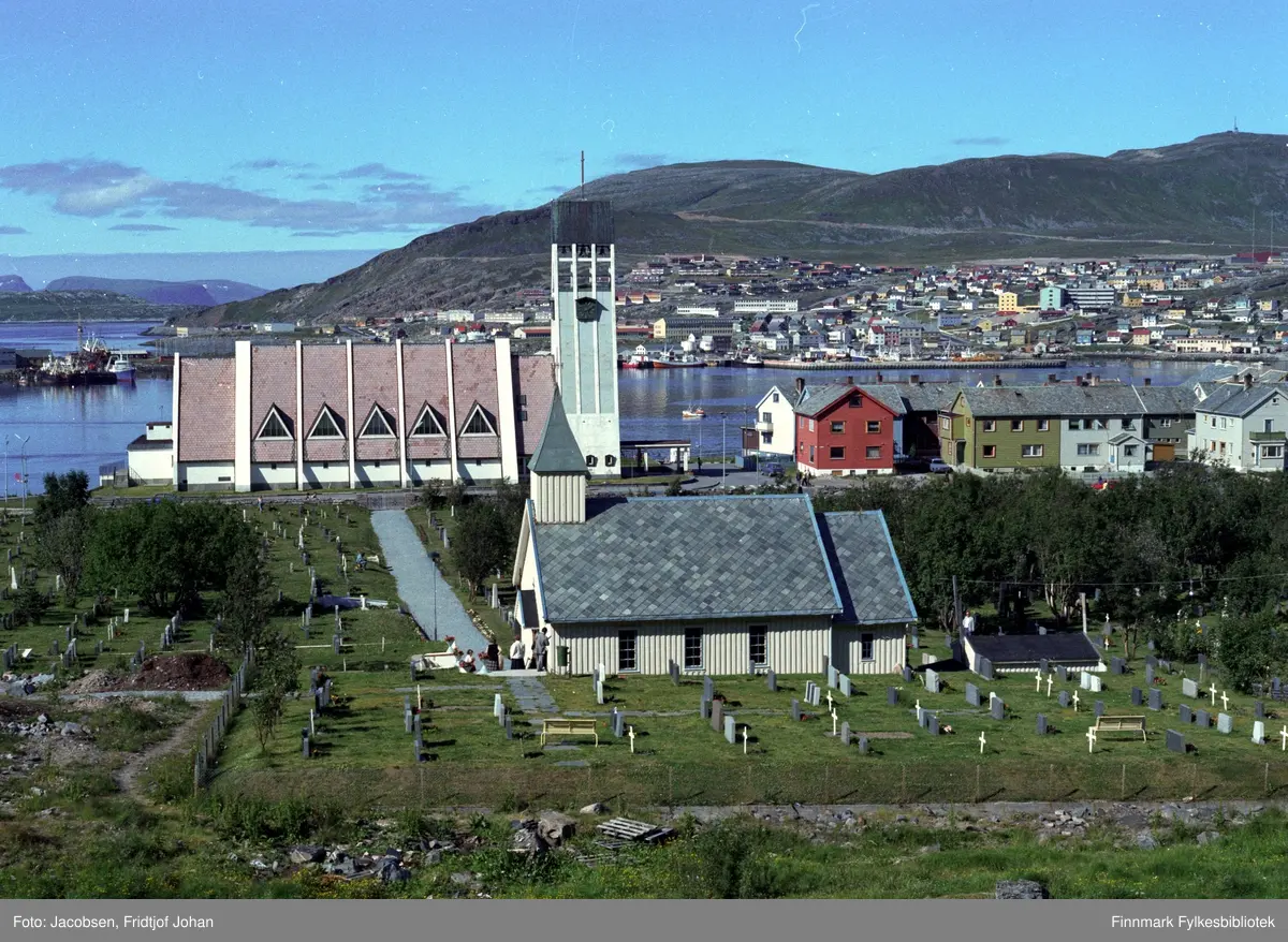 Sommerbilde fra Hauen i Hammerfest med kirka og kapellet i forgrunnen ...