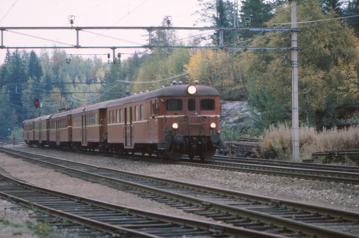 NSB persontog med motorvognsett type 67 og 65c på Movatn stasjon ...
