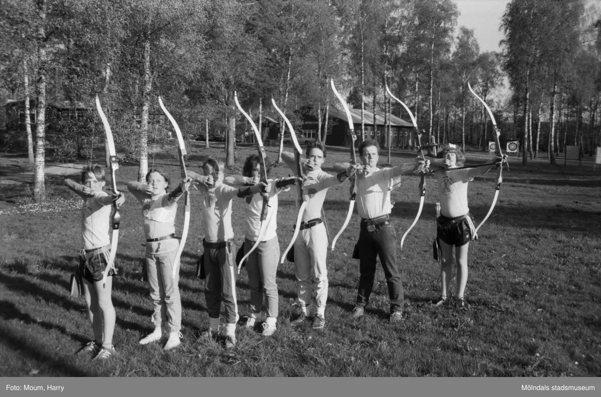 Bågskyttar i Lindome bågskytteklubb, år 1985. "Mikael Lundin, Petra ...