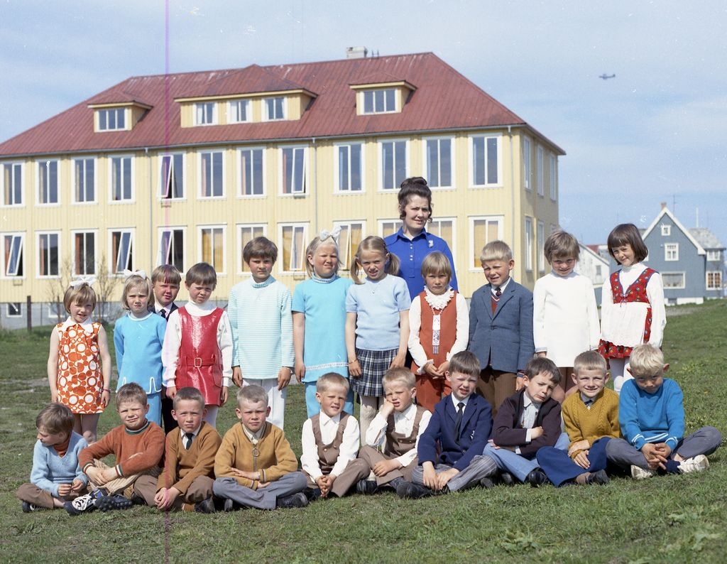 Andenes Folkeskole, tilsammen 4 forkjellige klasser 1971. -Museum Nord ...