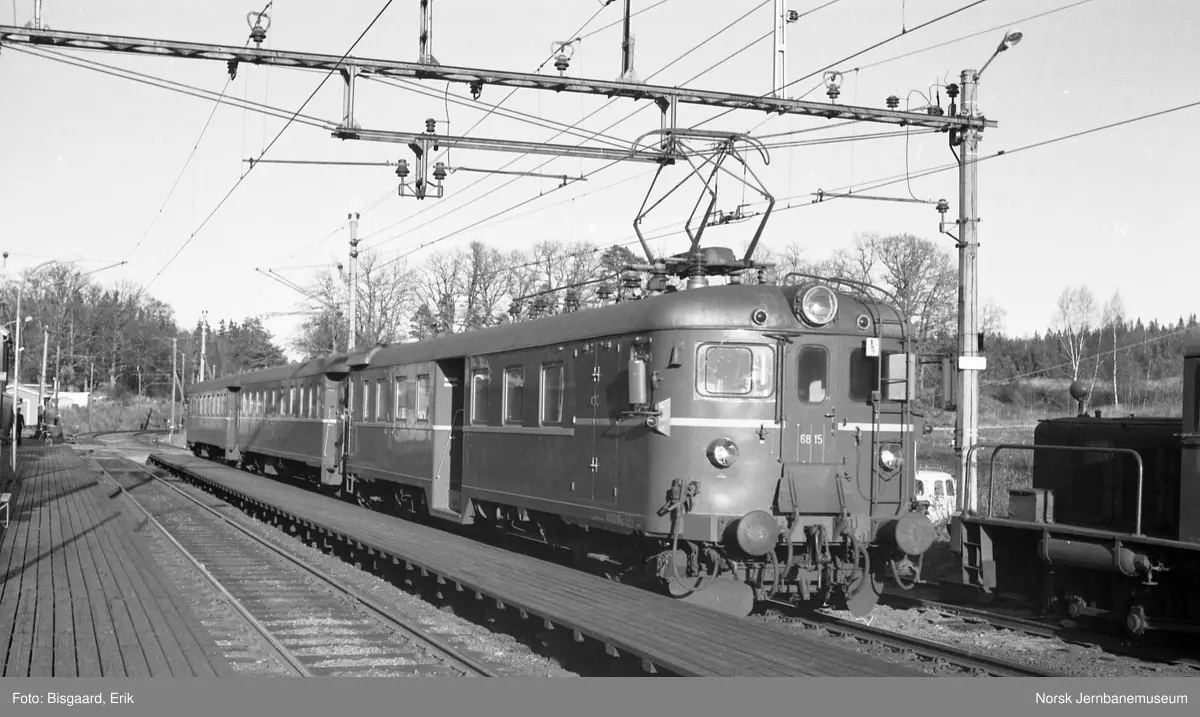 Elektrisk motorvognsett BM 68A 15 i tog 112 på Kambo stasjon -Norsk ...