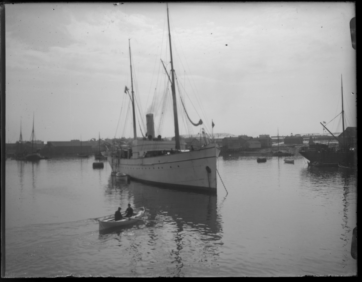 Dampskip på havna i Vardø og det ligger også større seilskip for anker ...