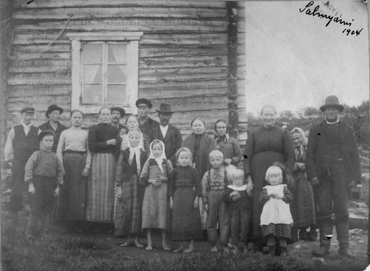Gruppebilde fotografert i Salmijærvi (Salmijärvi) i 1904. Til høyre ...