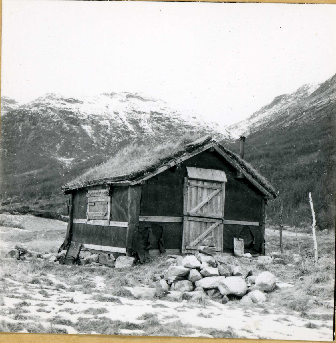 Vannkraftutbygging, hytte med torvtak. -Vest-Telemark Museum ...