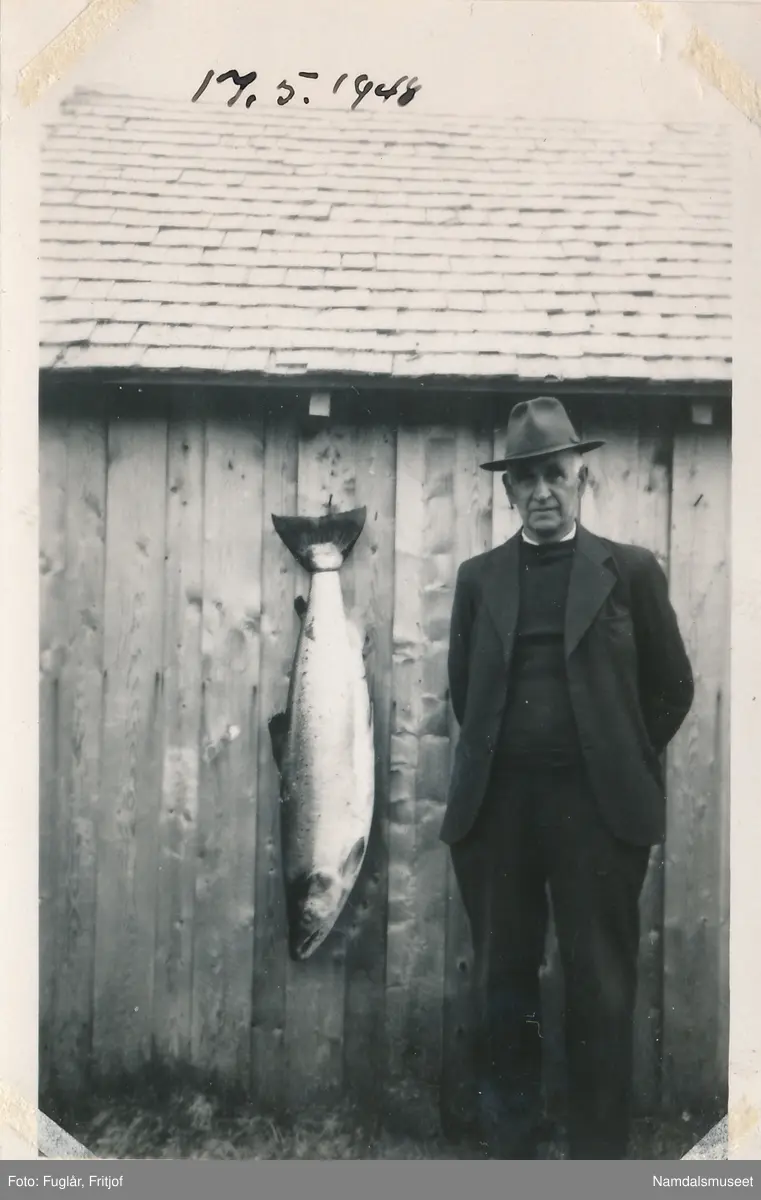 O. Hasfjord med årets første laks. -Namdalsmuseet / DigitaltMuseum