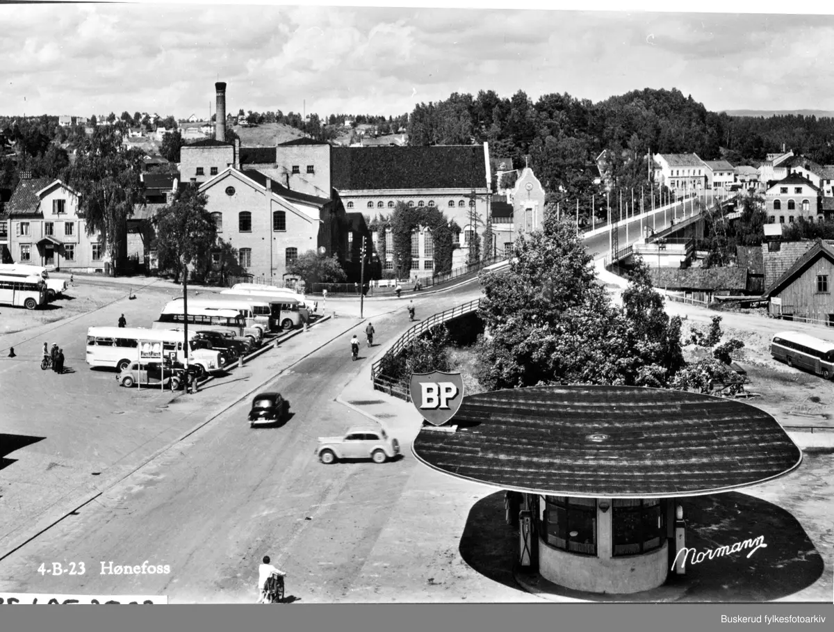 Hønefoss rutebilsstasjon mot Hønefossen Soppen Rutebilstasjonen i ...