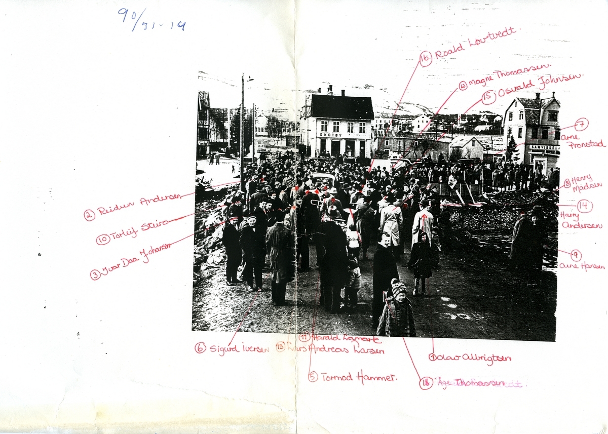 Torget ved fergekaia på Sortland 1954. Sortland Musikkforening kom hjem ...