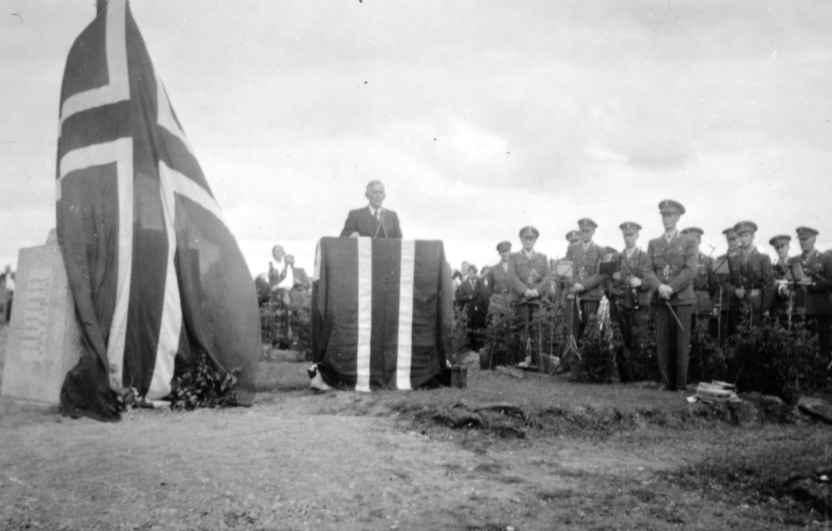 Påskrift: "Kaptein Mjøen ønsker velkommen. Divisjonsmusikken til høyre ...