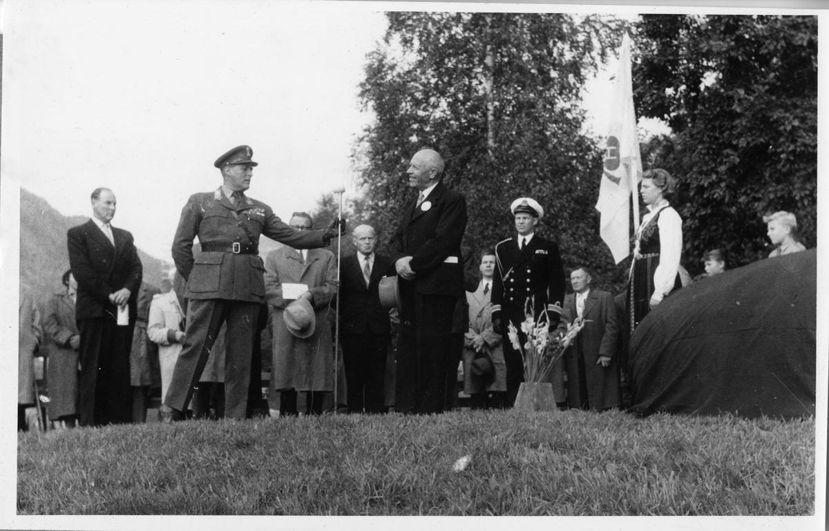 Avduking av minnesteinen i Kviteseid, Karsten Baardseth, Kronprins Olav ...