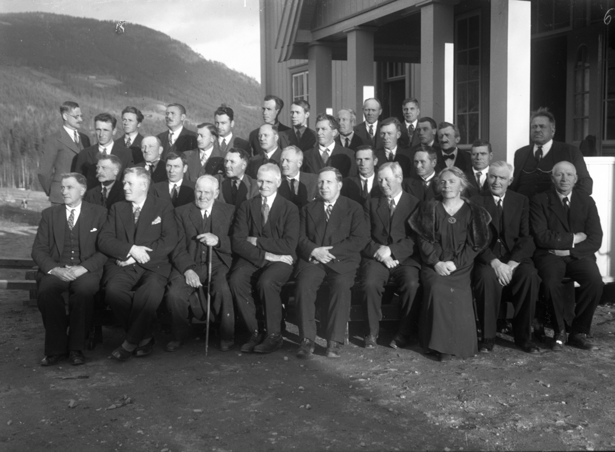 Gruppe, Alle i dress el. kjole. Gol herredstyre og personar som har ...