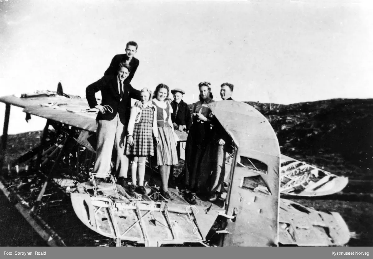 På Haug i Leka kommune. Bak fra venstre: Ivar Tobiassen, Johs. Furre ...