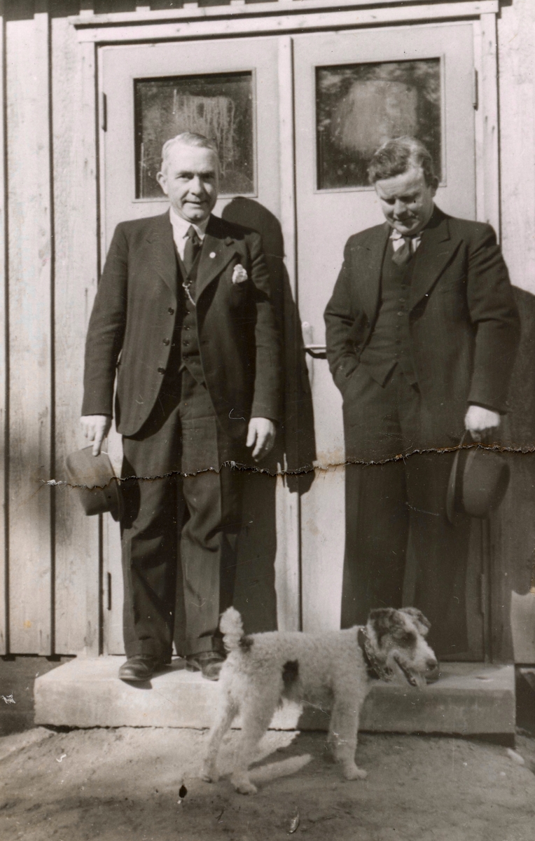 Arbetskamraterna skomakare Carl Krantz (1880 - 1956) och ...