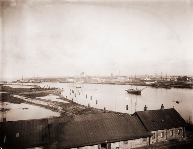 Gråen med hus i förgrunden. I bakgrunden Landskrona hamn. -Landskrona ...